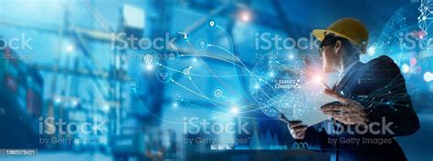 물류 네트워크 유통에 태블릿을 사용하는 관리자 작업자 및 컨테이너화물의 지능형 물류 물류 수입 수출 및 산업의 스마트 운송 네트워킹에서 배달 추적 화물 운송에 대한 스톡