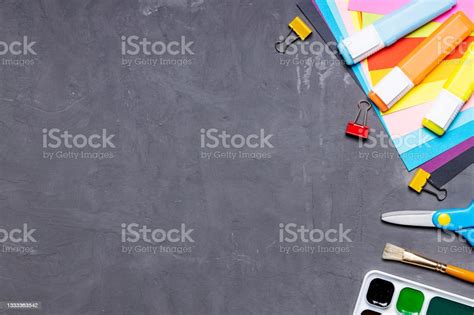 다시 학교 개념으로 구체적인 배경에 대한 교육 공급 학습 플랫 평신기 개념 0명에 대한 스톡 사진 및 기타 이미지 0명 개념 개체 그룹 Istock