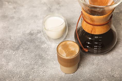 Chemex를 사용하여 커피를 준비하고 커피 메이커와 물방울 주전자를 붓습니다 커피를 양조하는 다른 방법 커피숍 개념입니다