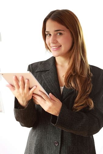 Wanita Eksekutif Muda Berpose Menggunakan Tablet Foto Stok Unduh Gambar Sekarang 20 29 Tahun