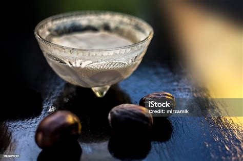 생 육두구 향신료 또는 Jaifal와 함께 유리 그릇에 나무 표면에 육두구 얼굴 마스크 가꿔주기에 대한 스톡 사진 및 기타 이미지 가꿔주기 각질제거 건강관리와 의술