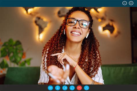 젊은 아프리카 계 미국인 여성의 헤드 샷 초상화 스크린 보기는 친구 또는 친척과의 화상 통화에 집 토크에 앉아 25 29세에