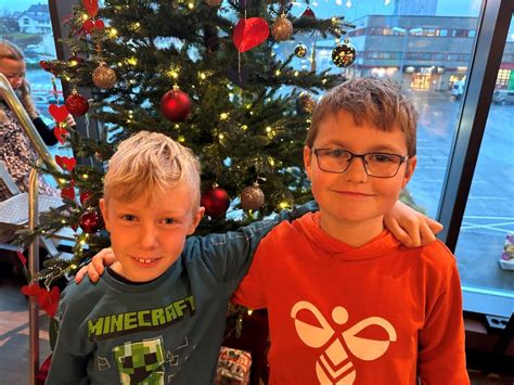 Snorre Og Einar Pyntet Julegrana Vaganavisa No