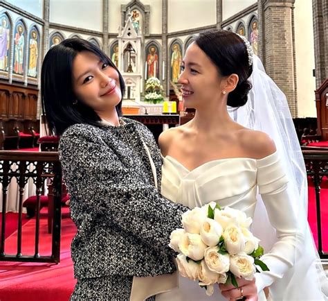 여자 연예인 결혼식 하객룩 수영 입생로랑 가방 트위드자켓 셋업 패션 네이버 블로그