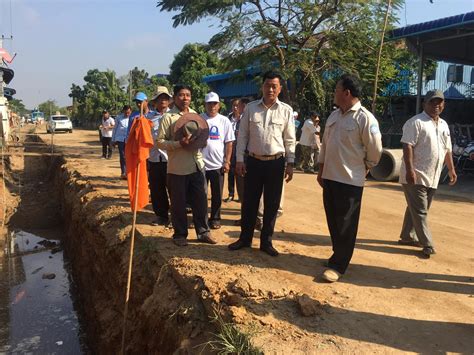 ក្រុមការងារចុះជួយសង្កាត់សំរោង ចុះពិនិត្យការដាក់លូនិងពង្រីកផ្លូវប្រវែង៥០០ម៉ែត្រ នគរដ្រេហ្គន