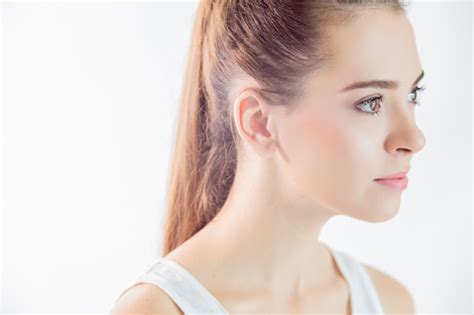 아름 다운 백인 여자 금발 헤어 메이크업 뷰티 개념 분리 무료 Copysapce 텍스트 흰색 배경 갈색 머리에 대한 스톡 사진 및 기타 이미지 Istock