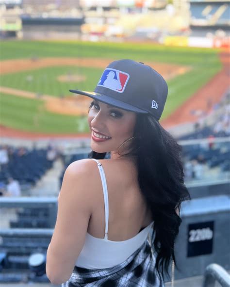 Meet Siera Santos The Baddie Mlb Network Host Labeled So Dang