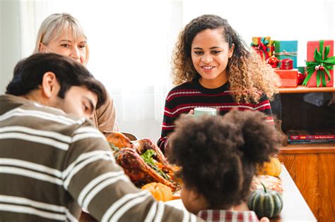메리 크리스마스와 해피 홀리데이 아버지 엄마와 딸은 크리스마스 트리를 장식합니다 엑스레이 전날 아침 행복한 작은 미소 소녀 11월에 대한 스톡 사진 및 기타 이미지 Istock