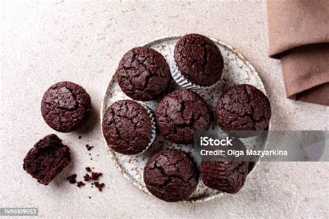 아름다운 구조의 다크 초콜릿 브라우니 머핀의 평면도 수제 생과자 베이지색 배경입니다 0명에 대한 스톡 사진 및 기타 이미지