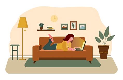 프리랜서 또는 개념을 공부 원격 작업 여자는 집에서 앉아 작동합니다 컴퓨터가있는 소녀는 소파에 누워 있습니다 만화 플랫 벡터 일러스트레이션 가공의 인물에 대한 스톡 벡터