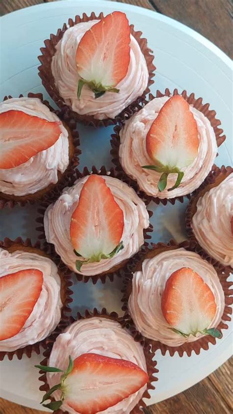 우리밀 빵터지다 생딸기퓨레를넣어 만든 딸기크림 사랑스러운 분홍색 상큼하지만 묵직한 맛 넘 맛있겠죠 우리밀모짜렐라올리브치아바타 우리밀딥초코파운드 우리밀딸기컵케익