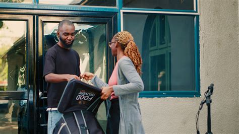 고객에게 식사 패키지 주문을 제공하는 패스트 푸드 직원 2명에 대한 스톡 사진 및 기타 이미지 2명 가방 고객 Istock