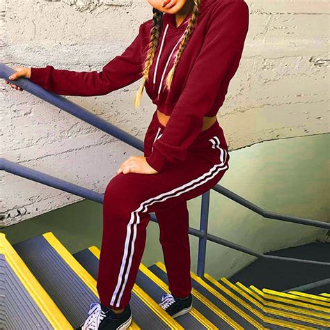 Девушка в спортивном костюме 70 фото