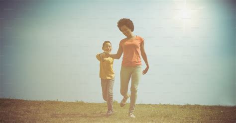 어머니와 아들의 시간은 값을 매길 수 없습니다 공원에 있는 어머니와 아들 사진 Unsplash의 흑인 여자 이미지