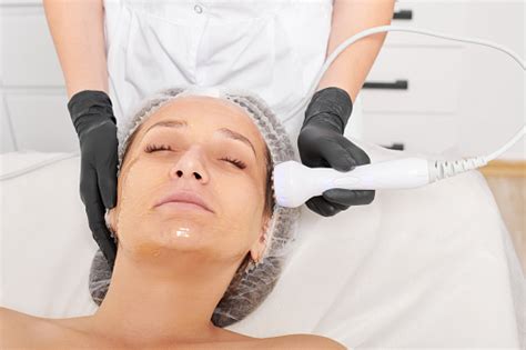 미용사는 회춘 여성 얼굴 노화 방지 미용 절차를 위해 Rf 리프팅을 만듭니다 30 34세에 대한 스톡 사진 및 기타 이미지 30 34세 건강관리와 의술 건강한 생활