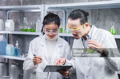 과학 실험실에서 유기농 자연 허브 식물과 의학 화학 연구 유리 제품에 화장품 추출물 액체 화학 오일 미용 의료 케어 혈청 제품 실험의 잎 생물학 2명에 대한 스톡 사진 및