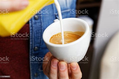 바리 스타 라 떼 아트 만들기 위해 우유 붓는 누가의 손에서 카푸치노 한잔 근접 촬영 따르기에 대한 스톡 사진 및 기타 이미지 따르기 백인종 커피잔 Istock