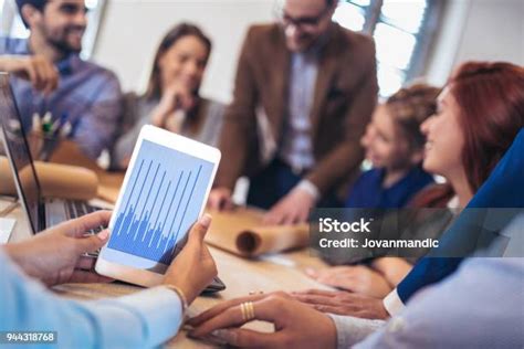 노트북 포그라운드에서 디지털 태블릿에 노력 하 고 Modernoffice 인테리어에 회의에 사업 팀 깃에 대한 스톡 사진 및 기타 이미지 Istock