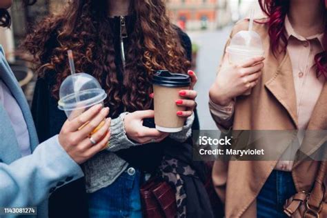 야외에서 음료를 마시는 세 명의 여성 친구 여성 클린 킹 커피 오렌지 주스와 차 컵 가을에 대한 스톡 사진 및 기타 이미지 가을 단체 레저 활동 Istock