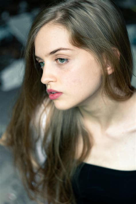 고요한 긴 머리 내성적 인 매끄러운 안색 머리 명상 적 모델링 미니멀리스트 미묘한 조명 부드러운 색조 부드러운