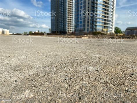 큰 도시의 건설 현장에 유리와 콘크리트 마천루의 키가 큰 아름다운 현대 새로운 건물 앞도로 0명에 대한 스톡 사진 및 기타 이미지 0명 거리 건물 외관 Istock