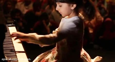 خوشحال و شاد و خندان نیکی ابراهیمیان