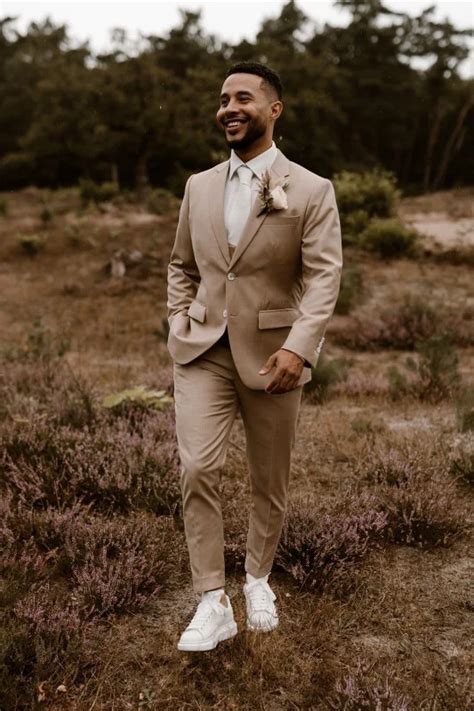 Strak In Pak Zandkleurig Beige Trouwpak De Stijlmeester Wedding Suits Groom Wedding Suits