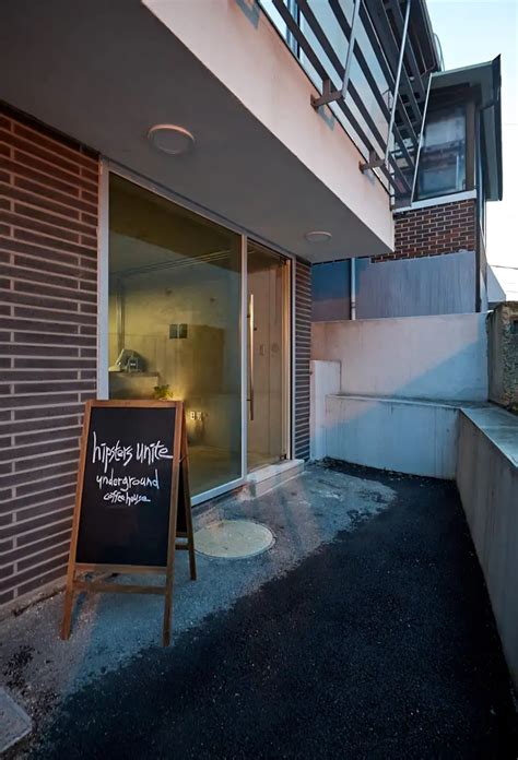 빈티지 콘크리트로 표현한 인더스트리얼 컨셉 22평 카페 인테리어 용산구 용산동