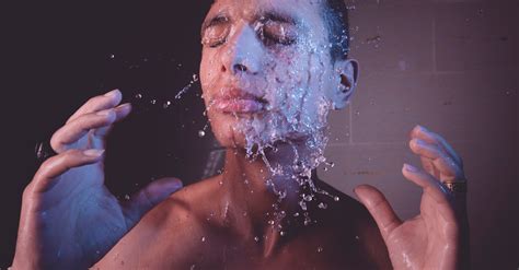 실내 개인 위생 건강 고요한 고요함 깨끗한 남자 눈을 감다 달래는 마음가짐 묵상 물 물방울 물을 튀기다 상반신을 드러낸 상의 탈의 상쾌한