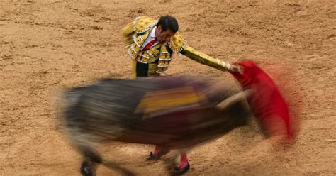 투우 경기 펼치는 스페인 투우사