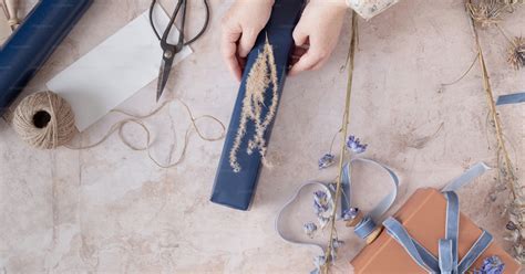 파란 리본이 달린 파란 상자를 들고 있는 사람 사진 Unsplash의 축제의 이미지