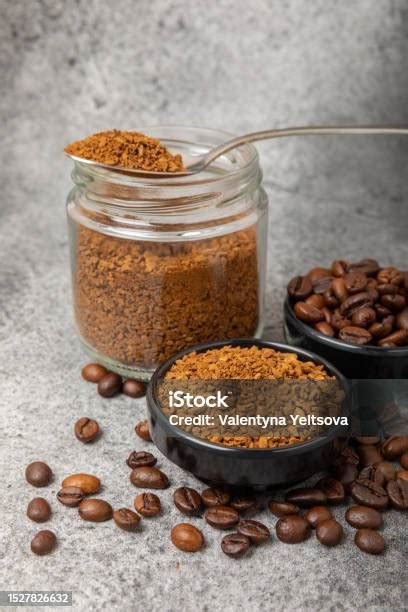 돌 배경에 인스턴트 커피와 커피 원두 향기로운 커피 음료 텍스트를 위한 위치입니다 복사 텍스트를 위한 공간 0명에 대한 스톡 사진 및 기타 이미지 Istock