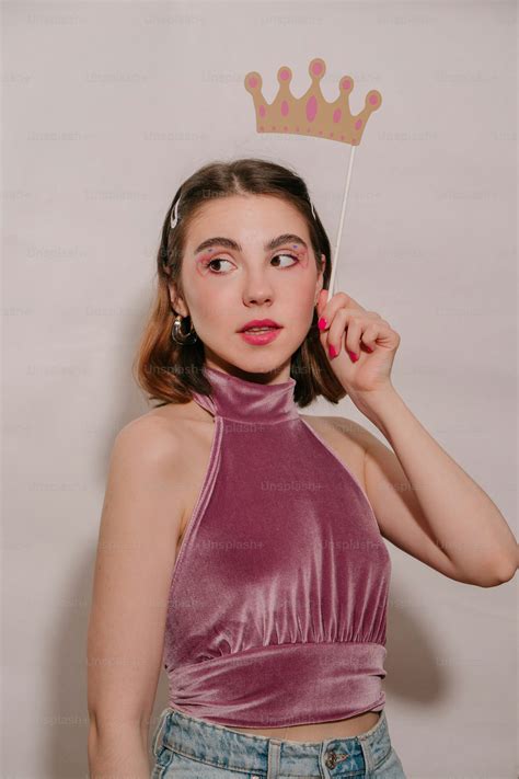 분홍색 안경을 쓴 여자가 컵케이크를 먹고 있다 사진 Unsplash의 소녀 이미지