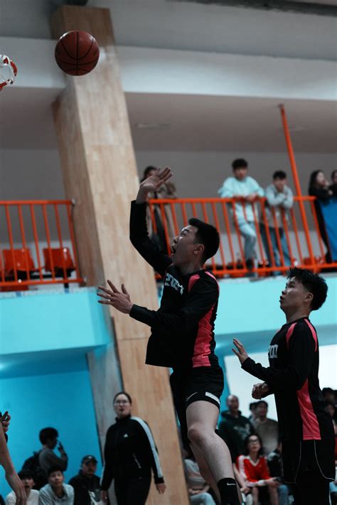 Эрд Эрдмийн Өргөө Цогцолбор сургуулийн үе үеийн төгсөгчид