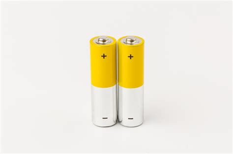 흰색 배경에 회색 노란색 알칼리성 Aa 배터리의 사진 충전식 Nimh 배터리의 재활용 가장 인기있는 어큐뮬레이터 크기입니다 공간을 복사합니다 개념에 대한 스톡 사진 및 기타