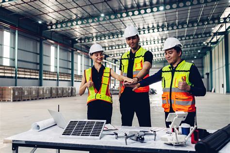 깨끗하고 친환경적인 대체 에너지 개념을 충족하는 전기 엔지니어 기술자 건설 현장에서 태양 에너지 장비로 작업하는 건축 공학 회의 청정 에너지 20 24세에 대한 스톡 사진