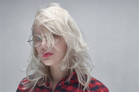 라운드 안경에 젊은 아름 다운 금발 여자의 초상화와 흰색 바탕에 빨간 체크 무늬 셔츠에 통 통하게 살 찐 입술 가득 찬에 대한