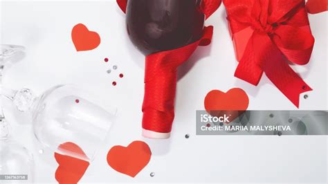 발렌타인 데이 와인 샴페인 한 병 안경 2 개 빨간 리본 리본 이달린 선물 상자 흰색 배경에 빨간 종이 하트 로맨틱 한 저녁 식사 커플 개념 0명에 대한 스톡 사진 및 기타