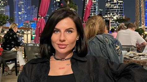 Після гучного скандалу блогерка з Дніпра Алхім виїхала з України ФОТО