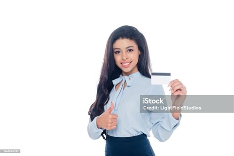 신용 카드 및 엄지에 고립 된 화이트를 보여주는 젊은 아프리카계 미국인 사업가 미소 경영자에 대한 스톡 사진 및 기타 이미지 경영자 금융 몸짓 Istock