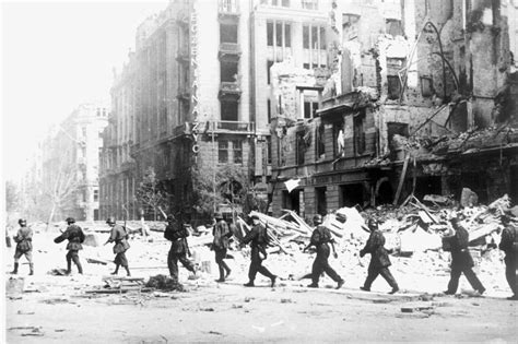 今日は、第二次世界大戦中に抵抗勢力が行った最大の軍事行動であるワルシャワ蜂起の 79 周年を迎えます。 ナチスドイツとの63日間にわたる戦闘に