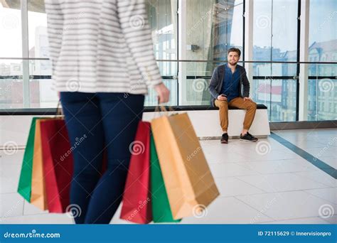 Uomo Che Aspetta La Sua Amica Immagine Stock Immagine Di Etnia Caucasico