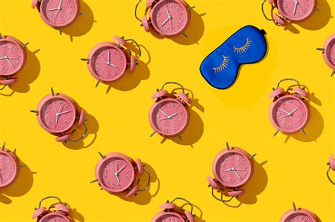 노란색 배경에 분홍색 알람 시계와 수면 마스크로 만든 창의적인 패턴의 상단보기 생체 시계에 대한 스톡 사진 및 기타 이미지 생체 시계 0명 개념 Istock