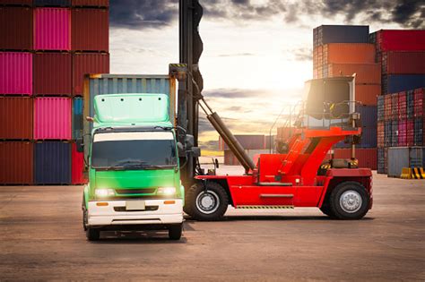 컨테이너 트랙터 크레인 트레일러에서 컨테이너 상자를 내립니다 물류 운송 산업의 취급 화물 컨테이너 선박 화물 트럭 수출입 유통 창고 배송 강철에 대한 스톡 사진 및 기타