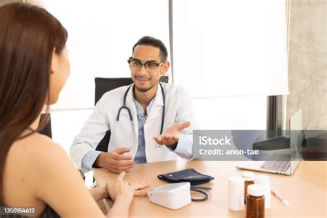 의사의 핸드헬드 보기는 환자의 압력을 측정합니다 의료 종사자 동안 젊은의 혈압을 확인 2명에 대한 스톡 사진 및 기타 이미지