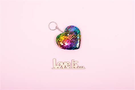 발렌타인 파스텔 최소한의 창작 배경입니다 텍스트 사랑 이며 레인 보우 Lgbt 게이 분홍색 배경에 마음 발렌타인 데이 사랑 로맨스 동성애 개념 0명에 대한 스톡 사진 및