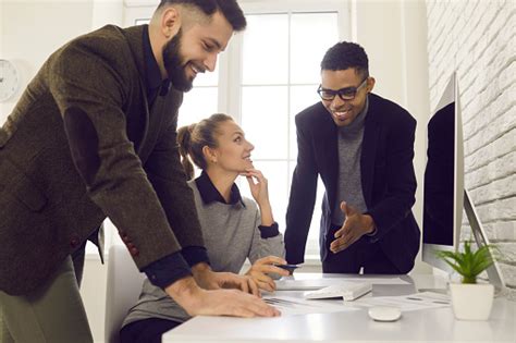 비즈니스 프로젝트에 참여하고 아이디어를 논의하고 제안을 하는 다양한 인재팀 25 29세에 대한 스톡 사진 및 기타 이미지 25 29세 30 34세 40 44세