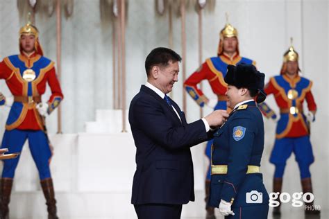 ФОТО Ерөнхийлөгч БНТУ д үүрэг гүйцэтгэсэн алба хаагчдад төрийн цол одон медаль гардууллаа