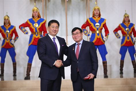 Ерөнхийлөгч У Хүрэлсүх төрийн дээд цол одон медаль гардууллаа