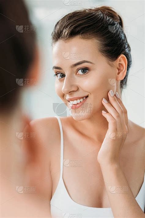 浴室 镜子 看 自然美 青年女人 垂直画幅 选择对焦 美 美人 家庭生活素材 花瓣网